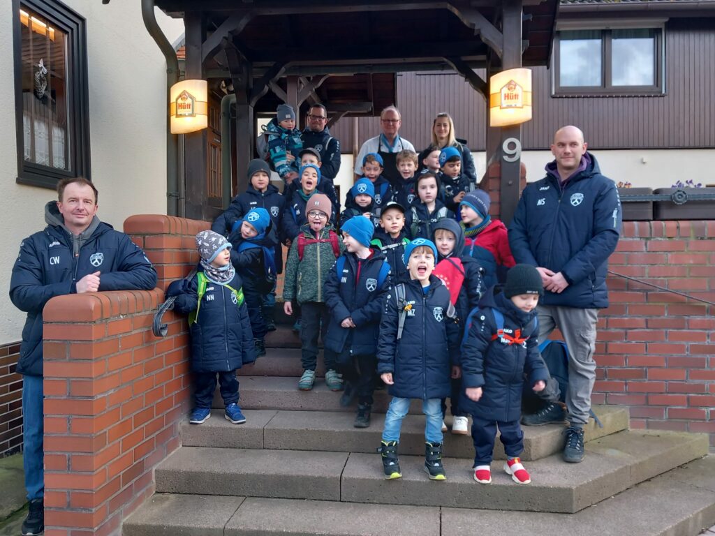 Unsere Bambini erhalten neue Winterjacken vom Gasthof zur Linde - SC ...